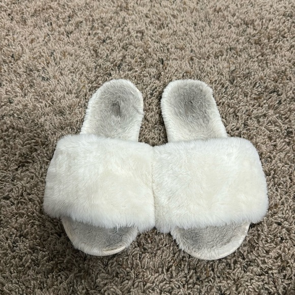 SKIMS | Shoes | Skims Fluffy Slides | Poshmark